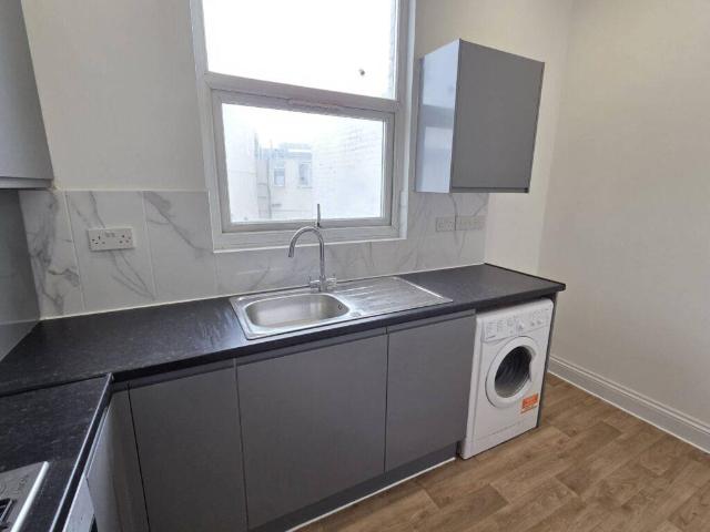 Caple Road, London NW10 3 bed flat to rent £2,350 pcm £542 pw