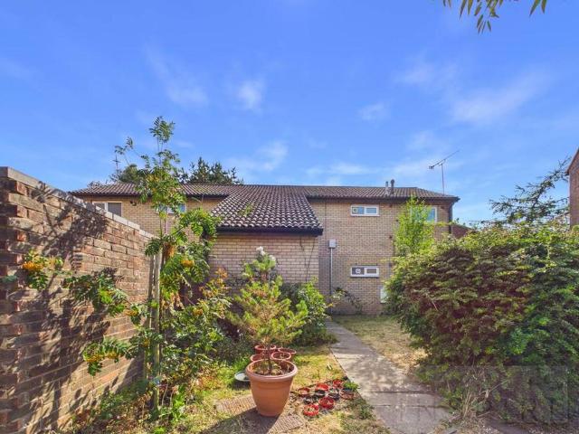 Capricorn Close, Crawley RH11 1 bed flat to rent £1,050 pcm £242 pw