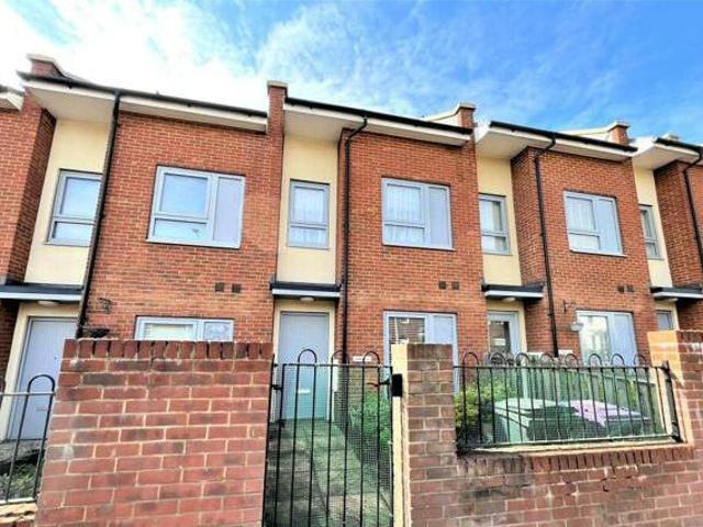 Capswell Court, Hitchin, 3 Bedroom Town