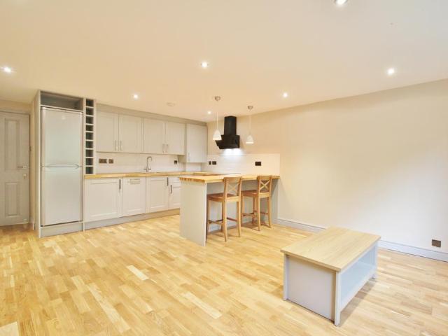 Capstan Ride, Enfield EN2 1 bed flat to rent £1,450 pcm £335 pw