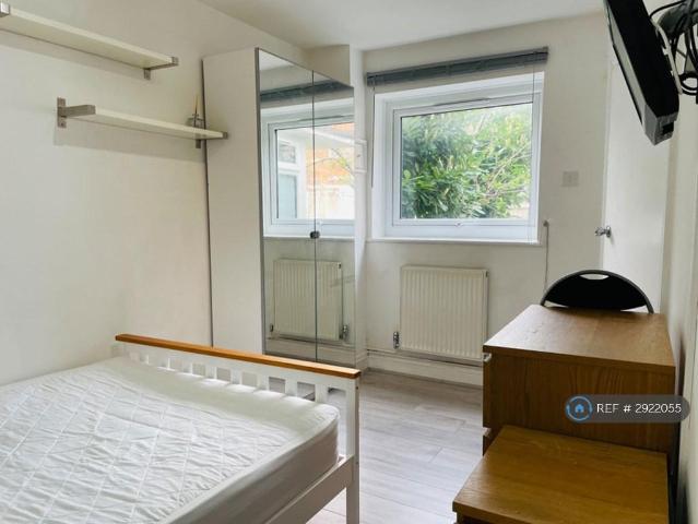 Capstan Square, London, E14 1 bed in a house share to rent £1,075 pcm £248 pw