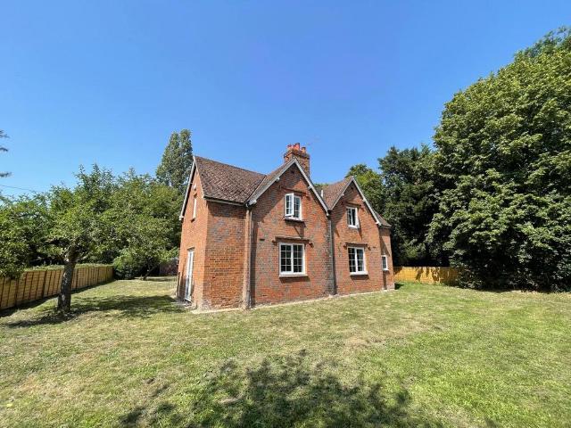 Carters Hill, Binfield, Bracknell. 4 bed detached house to rent £3,300 pcm £762 pw
