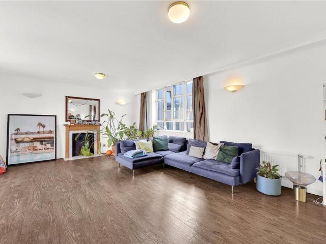 Carthusian Court, EC1M 2 bed apartment to rent £3,500 pcm £808 pw