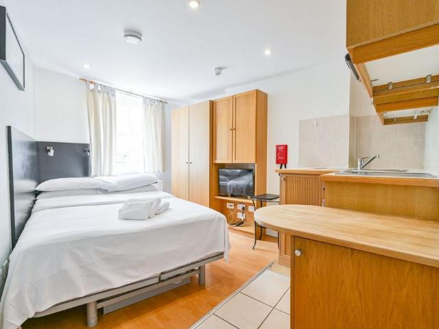 Cartwright Gardens, Bloomsbury. Studio to rent £2,145 pcm £495 pw