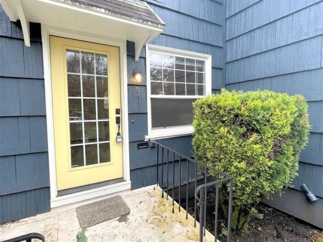 caruthers Studio Apartment for Rent at 2080 Se Caruthers St, Portland, OR 97214 Hosford Abernethy