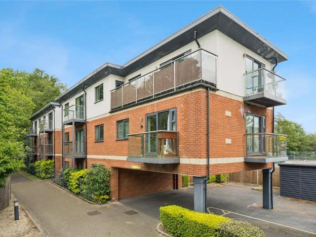 Caravan Lane, Rickmansworth. 2 bed apartment to rent £1,700 pcm £392 pw