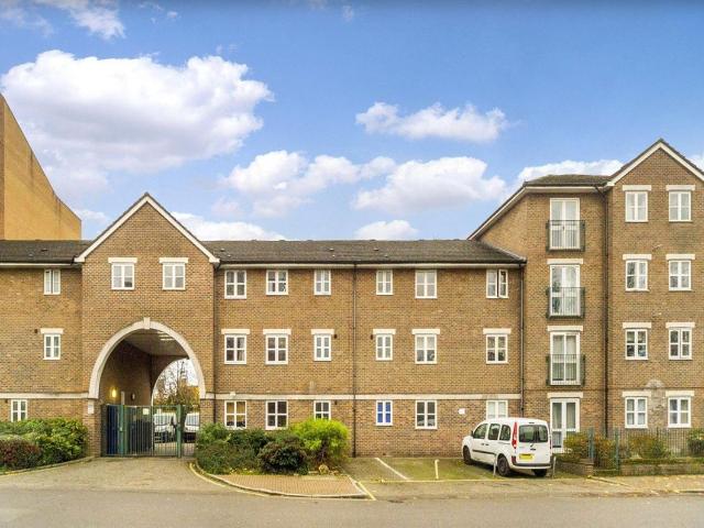 Caravel Close, London E14, 3 bed flat to rent, £2,800 pcm | PrimeLocation