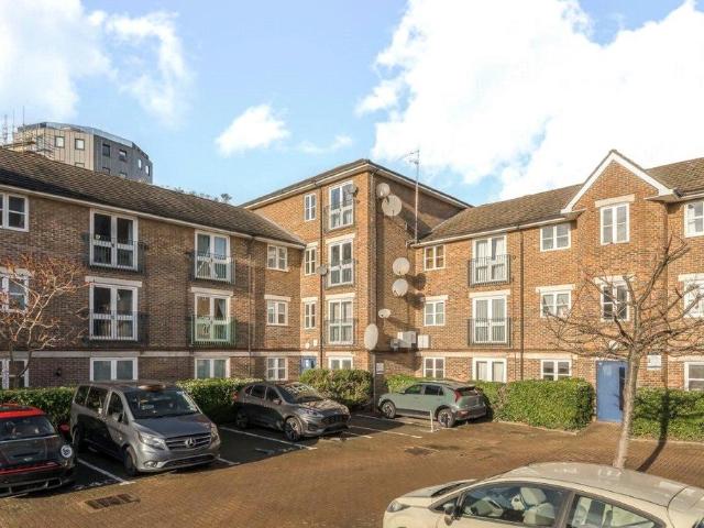 Caravel Close, London, E14 2 bed flat to rent £1,950 pcm £450 pw