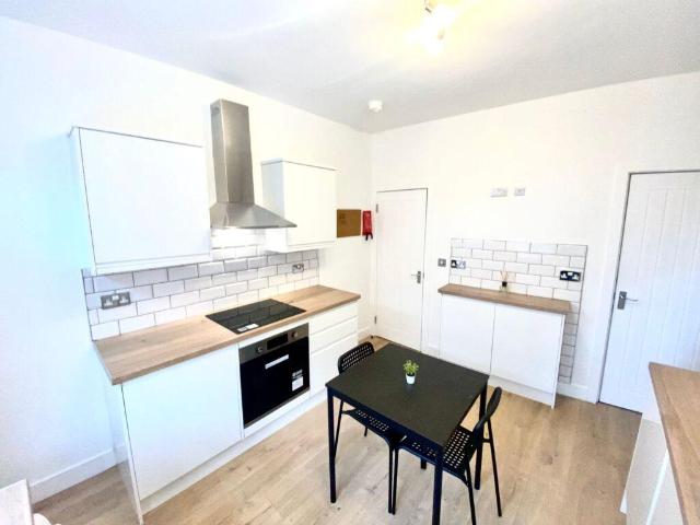 Carberry Terrace, Leeds, LS6 1QH 2 bed terraced house to rent £1,187 pcm £274 pw