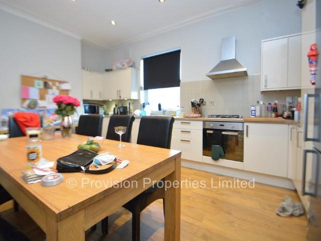Carberry Road, Hyde Park LS6 6 bed terraced house to rent £2,470 pcm £570 pw