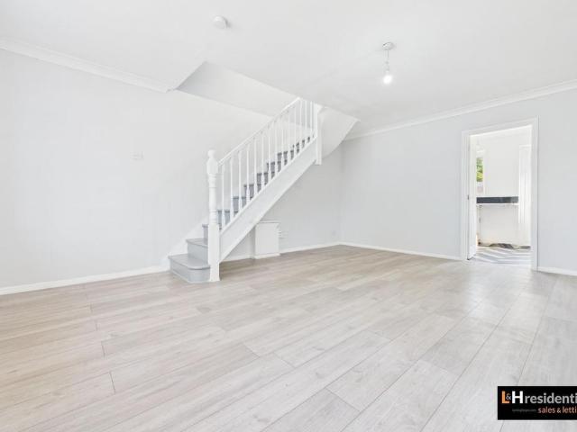Cardinal Avenue, Borehamwood WD6 3 bed detached house to rent £2,300 pcm £531 pw