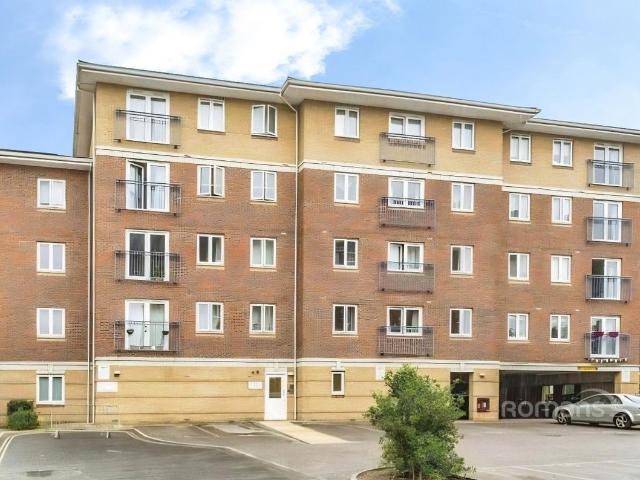 Cardinal House, Jubilee Hall Road, Farnborough GU14, 2 bed flat to rent, £1,400 pcm | PrimeLocation