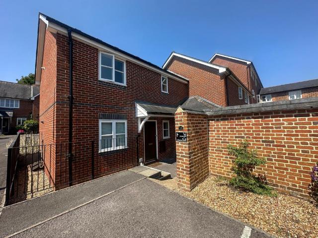 Cardinal Mews, Vestry Close, Andover 1 bed ground floor maisonette to rent £1,000 pcm £231 pw