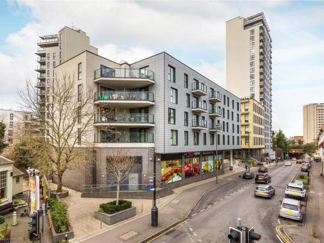 Cardinal Place, Woking GU22 2 bed apartment to rent £1,750 pcm £404 pw