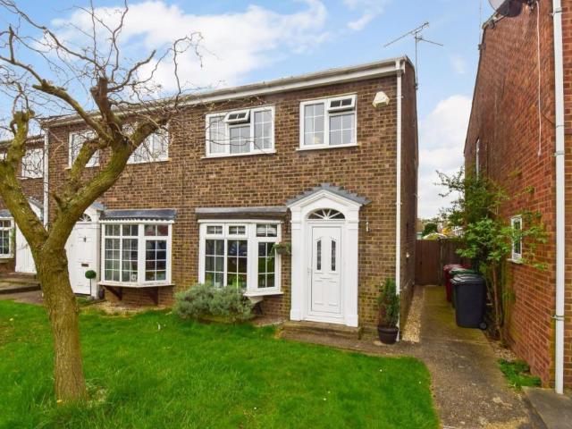 Cardinals Walk, Taplow SL6 3 bed semi detached house to rent £1,900 pcm £438 pw