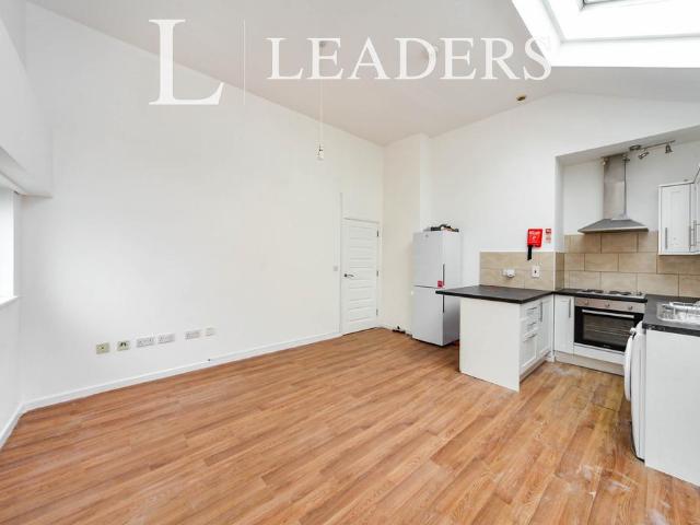 Cardiff Road, Luton, Bedfordshire, LU1 2 bed flat to rent £1,110 pcm £256 pw