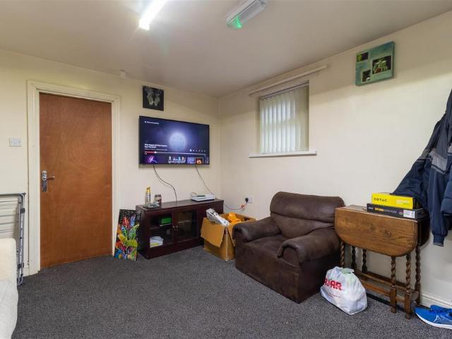 Cardigan Road, Hyde Park, Leeds 3 bed flat to rent £1,287 pcm £297 pw
