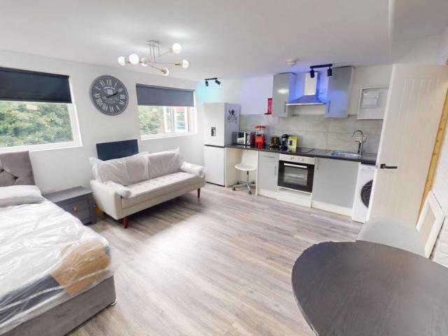 Cardigan Road, Hyde Park LS6 Studio to rent £1,000 pcm £231 pw