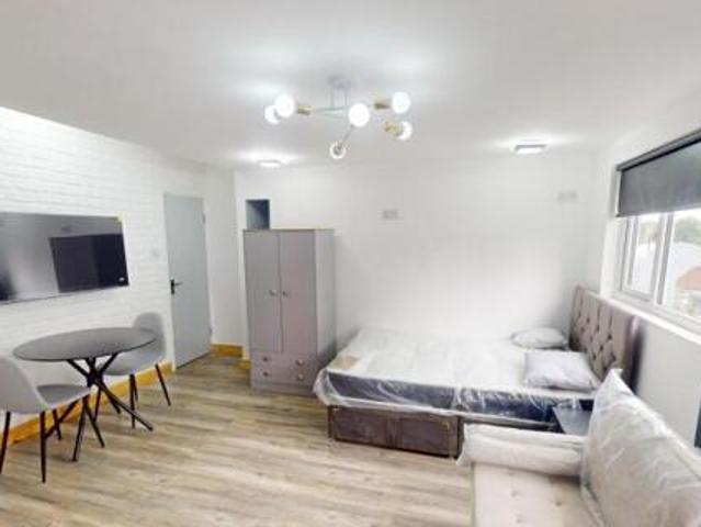 Cardigan Road, Hyde Park, Studio Flat For