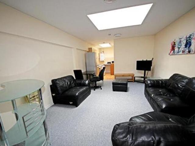 Cardigan Road, Winton, 4 Bedroom Flat