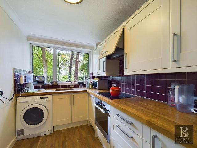 Cardwell Crescent, Ascot SL5 2 bed apartment to rent £1,650 pcm £381 pw