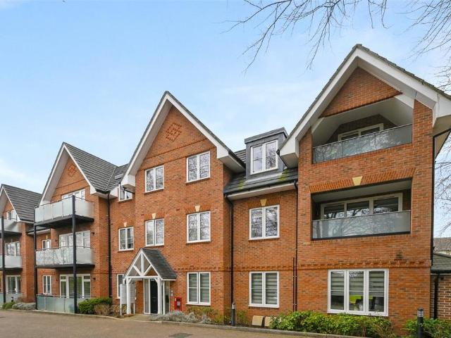 Carew Road, Northwood, HA6 3 bed apartment to rent £3,250 pcm £750 pw