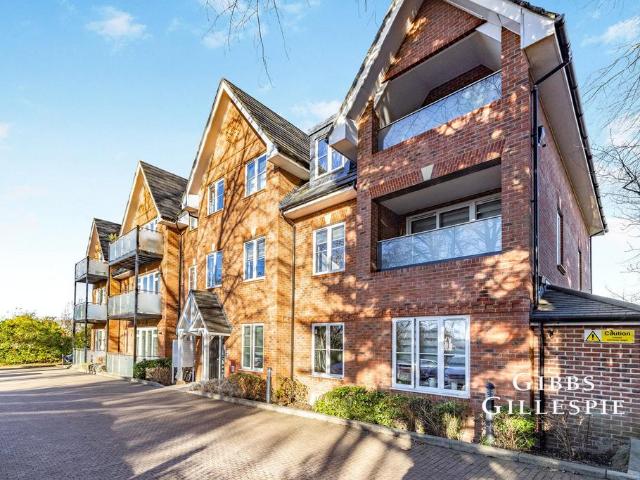 Carew Road, Northwood, HA6 3 bed flat to rent £3,250 pcm £750 pw