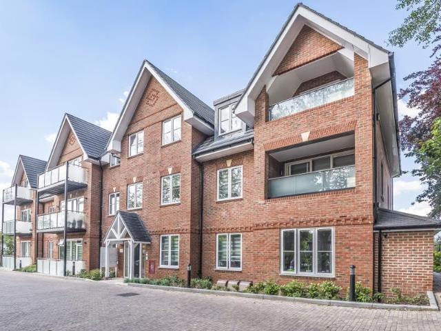 Carew Road, Northwood HA6 3 bed flat to rent £3,250 pcm £750 pw