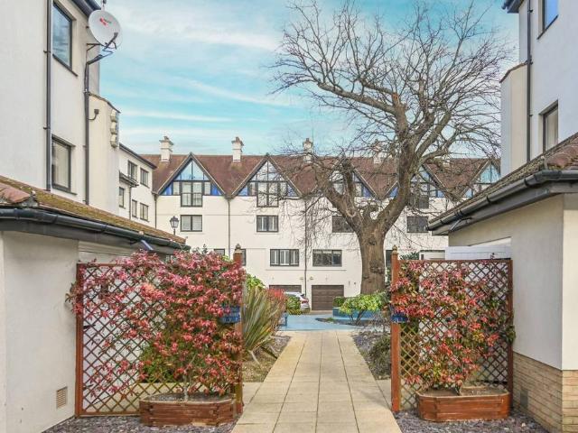 Carew Road, Northwood, HA6 3 bed penthouse to rent £3,150 pcm £727 pw