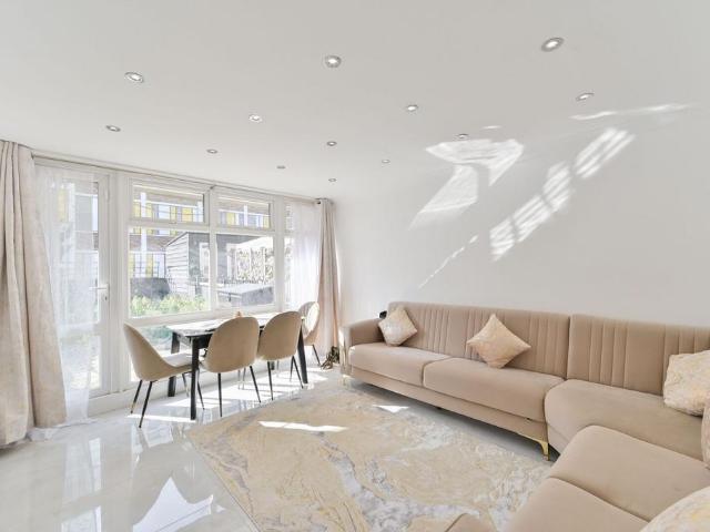 Carey Gardens, SW8, Nine Elms. 3 bed flat to rent £2,600 pcm £600 pw