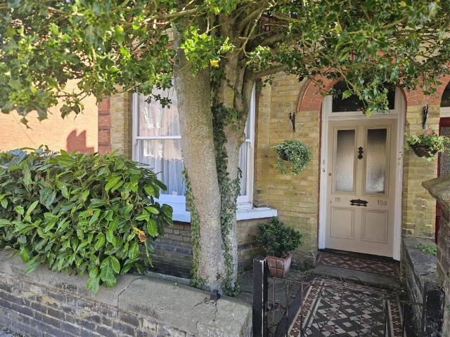 Cargate Avenue, Aldershot 1 bed flat to rent £1,050 pcm £242 pw