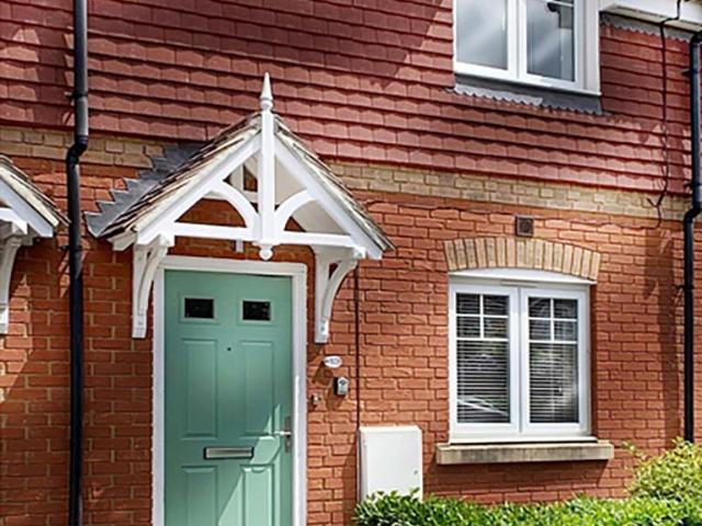 Carina Drive, Wokingham RG40 2 bed house to rent £3,480 pcm £803 pw