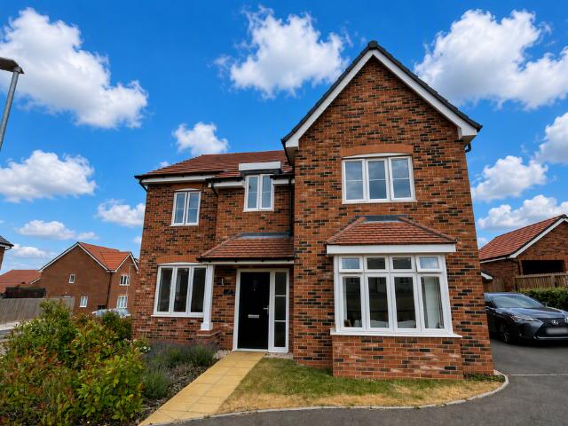 Carina Road, Nottingham, NG12 5 bed detached house to rent £2,450 pcm £565 pw