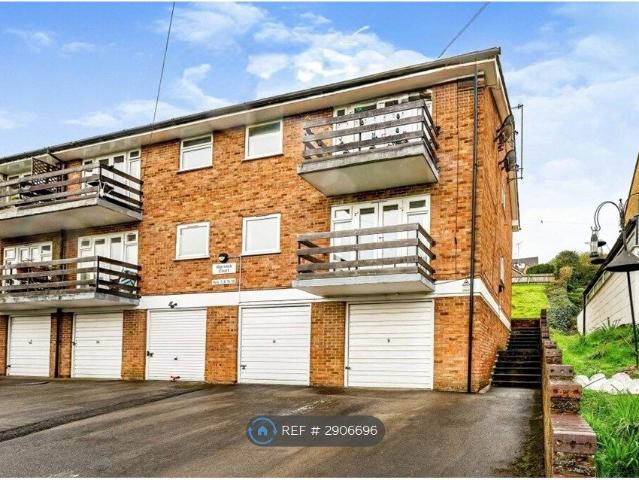 Carisbrooke Avenue, High Wycombe HP12, 2 bed flat to rent, £1,400 pcm | PrimeLocation