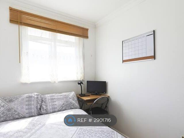 Carisbrooke Gardens, London SE15, Room to rent, £800 pcm | PrimeLocation