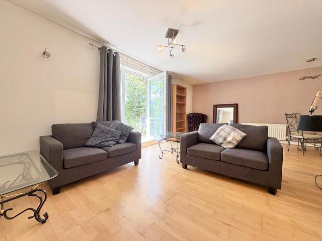 Carisbrooke Road, Far Headingley. 3 bed flat to rent £1,750 pcm £404 pw