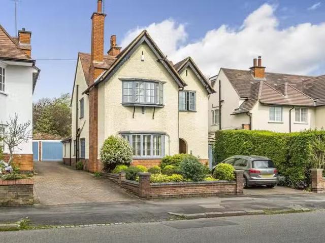 Carisbrooke Road, South Knighton. 4 bed detached house £680.
