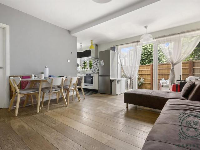 Carlingford Road, London, N15 3 bed apartment to rent £2,300 pcm £531 pw