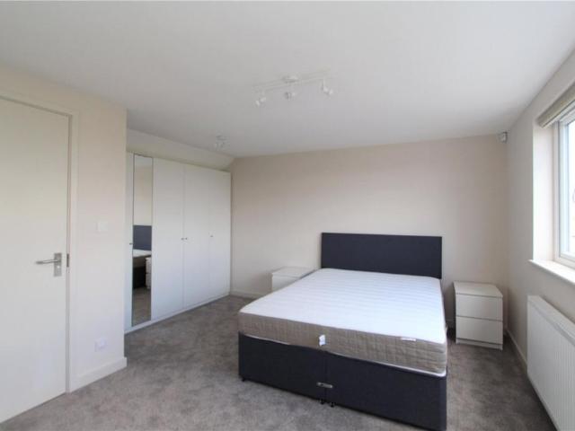 Carlisle Avenue, London, W3 2 bed apartment to rent £2,250 pcm £519 pw