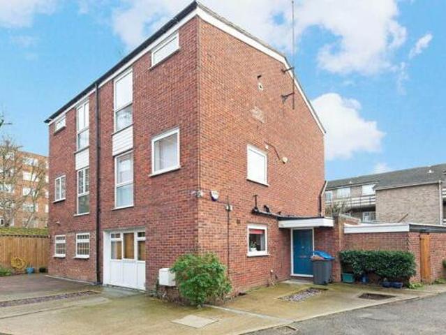 Carlisle Close, Kingston Upon Thames, 4 Bedroom Semi detached