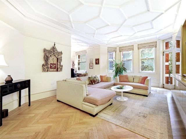 Carlisle Place, London SW1P 4 bed flat to rent £5,850 pcm £1,350 pw