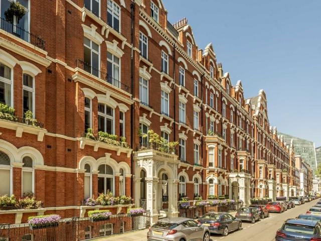 Carlisle Place, London SW1P 3 bed flat to rent £8,246 pcm £1,903 pw