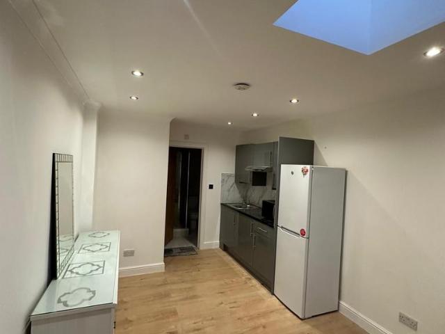 Carlton Avenue West, Wembley HA0 Studio to rent £1,050 pcm £242 pw