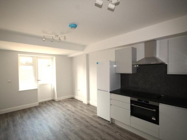 Carlton Avenue, Harrow, Middlesex, HA3 3 bed maisonette to rent £2,150 pcm £496 pw