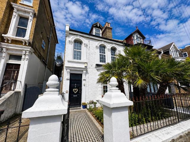 Carlton Avenue, Ramsgate, Kent, CT11 5 bed semi detached house to rent £1,995 pcm £460 pw