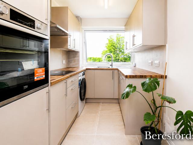 Carlton Close, RM14 2 bed apartment to rent £1,650 pcm £381 pw