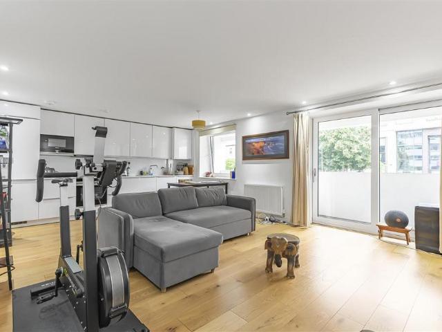 Carlton Drive, SW15 2 bed flat to rent £3,250 pcm £750 pw