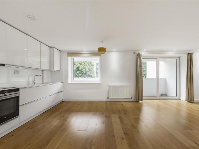 Carlton Drive, SW15 2 bed flat to rent £3,250 pcm £750 pw