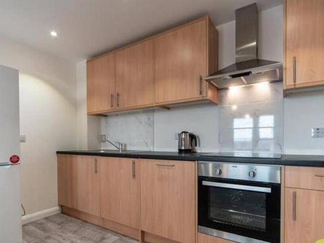 Carlton House, High Road, 2 Bedroom Flat