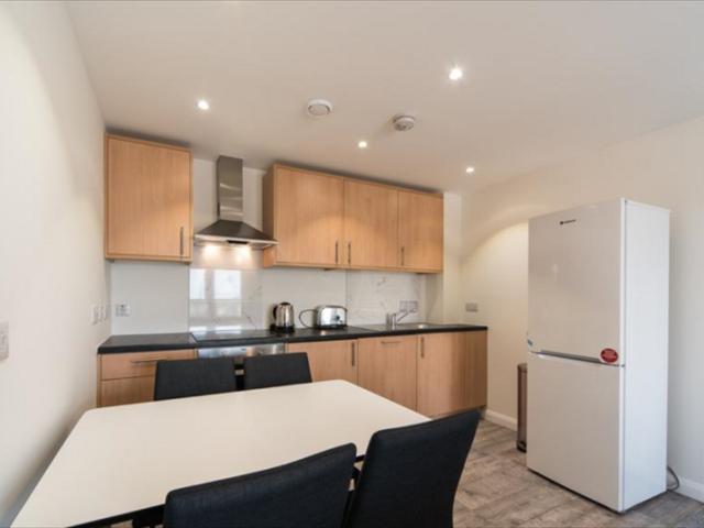 Carlton House, Ilford, IG1 2 bed apartment to rent £1,800 pcm £415 pw